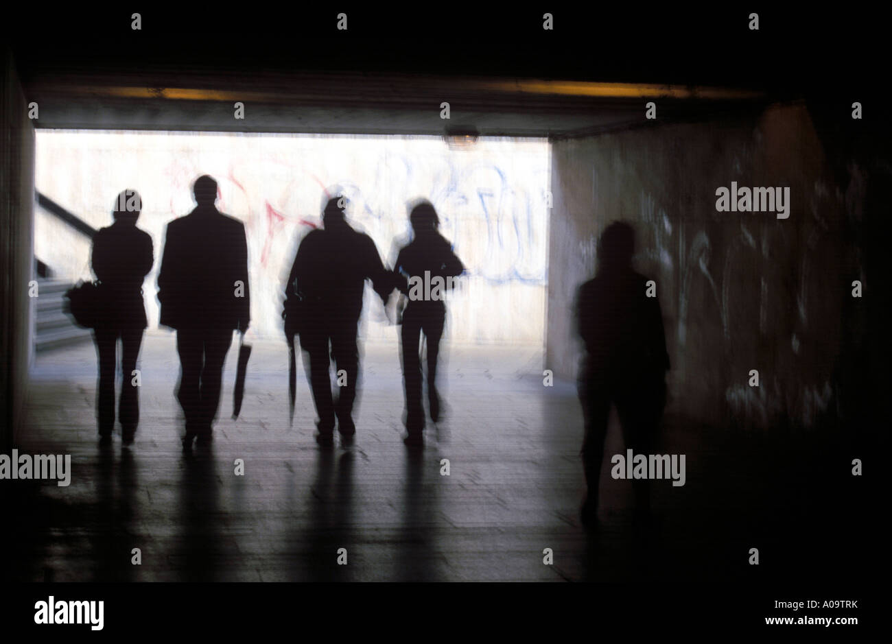 Menschen gehen durch eine Unterfuehrung, people walking in subway Stock ...