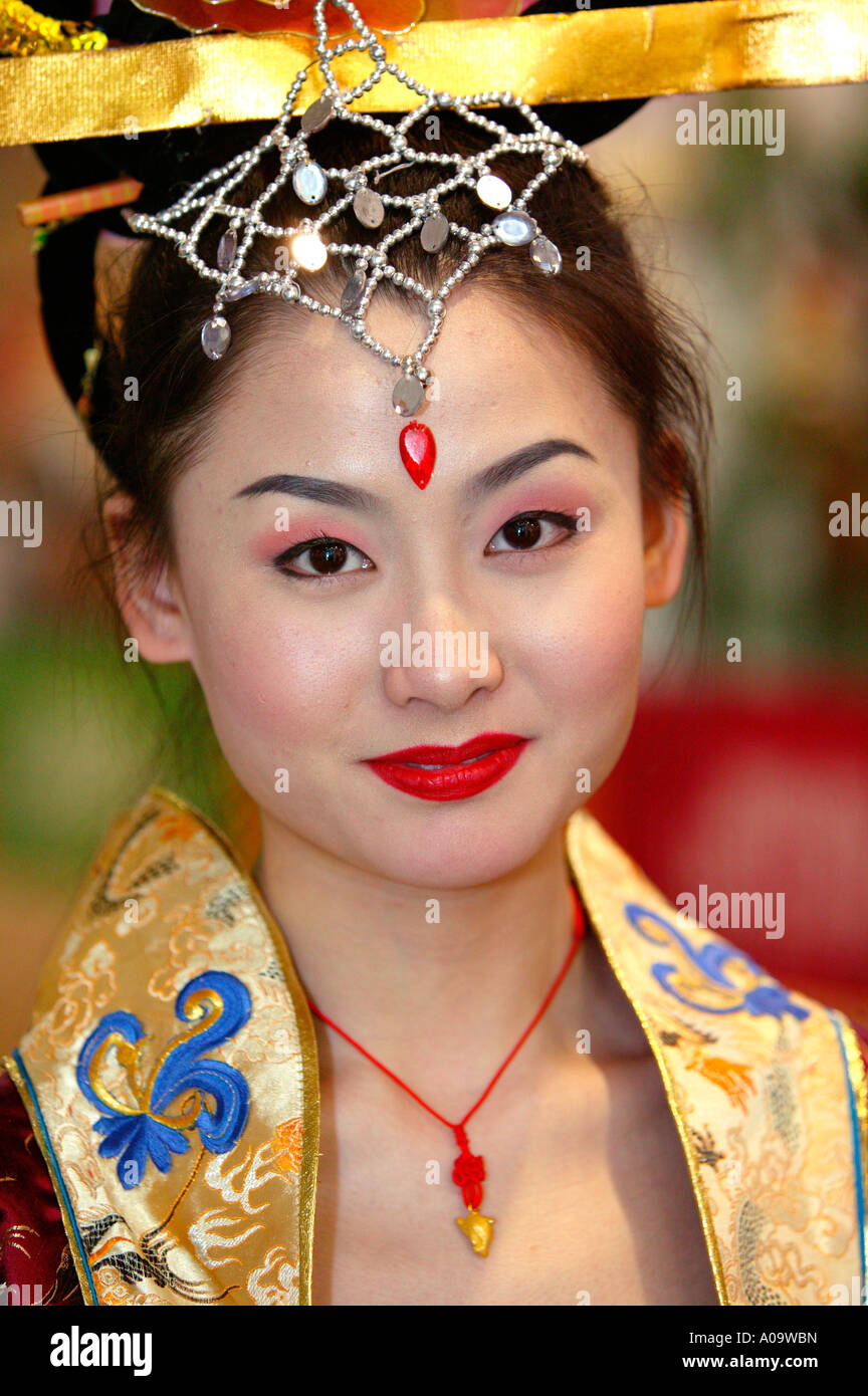 Frau aus China Portrait, Woman Girl from China in National Garb Asian ...