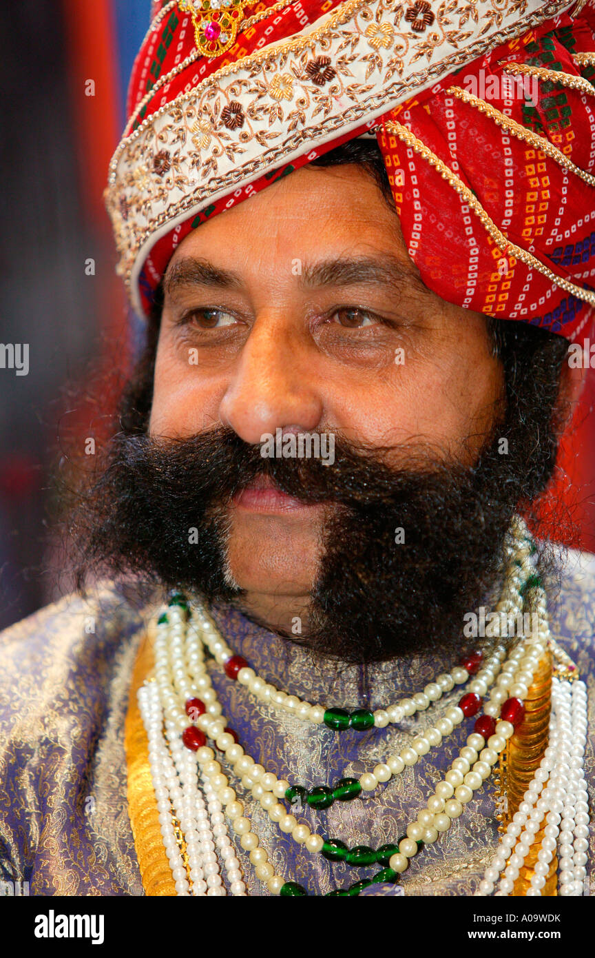 Indien Mann in Landestracht, man from India portrait Stock Photo - Alamy