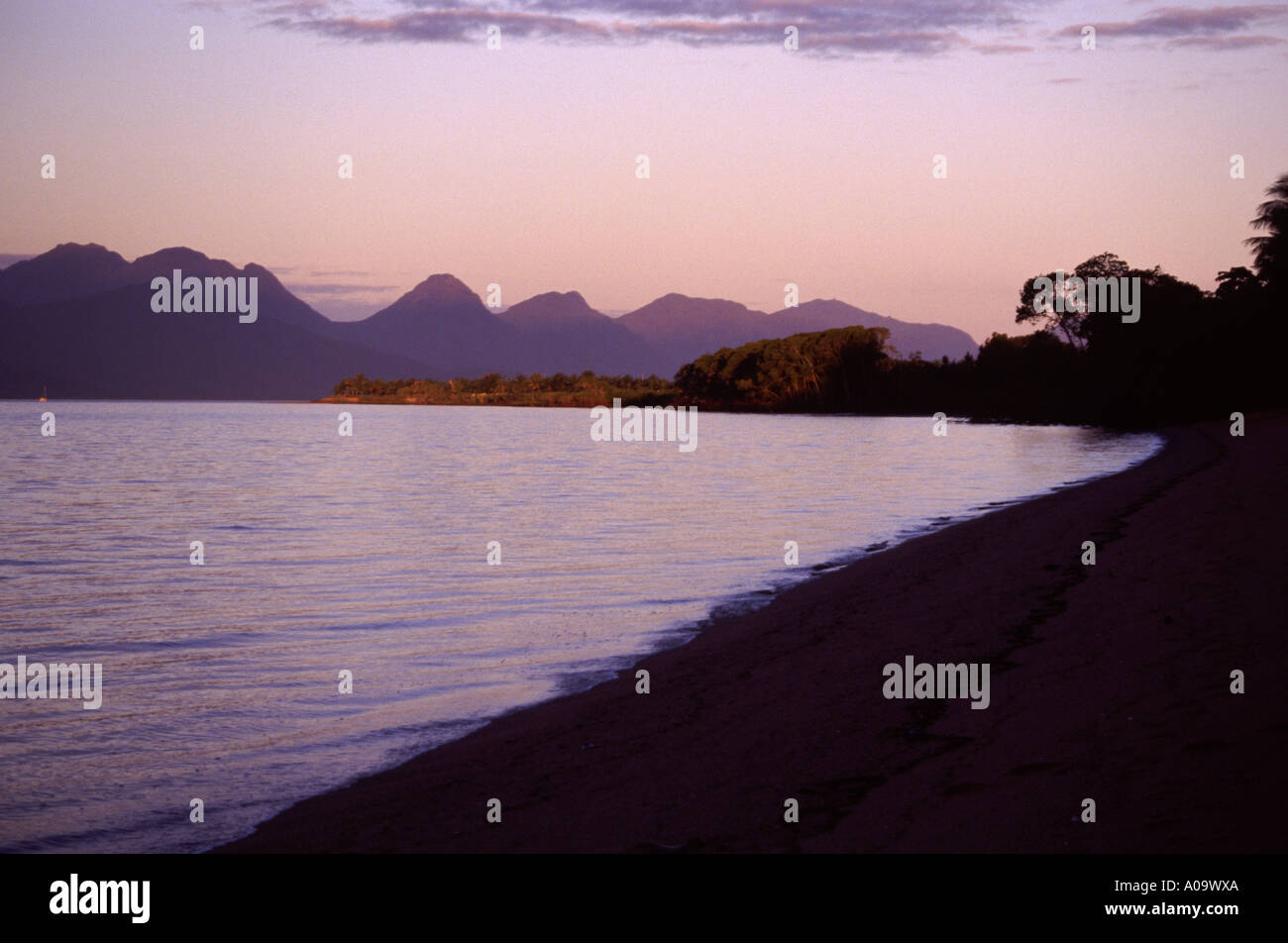 Sunset on Cardwell beach with Hinchinbrook Island on the horizon Stock ...