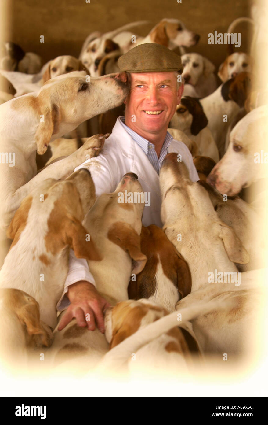HUNTSMAN ANTHONY ADAMS WITH THE HOUNDS OF THE HEYTHROP HUNT IN CHIPPING ...