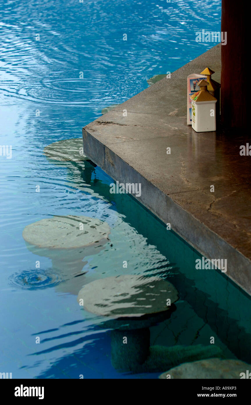 Sunken seating in a blue swimming pool bar Stock Photo - Alamy