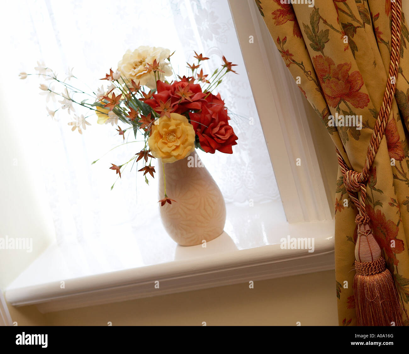 FRESH FLOWERS IN A VASE ON A HOTEL WINDOW SILL Stock Photo - Alamy
