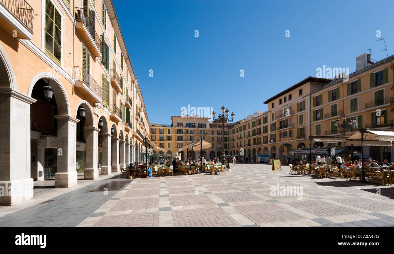 Street cafes in the Plaza Mayor (Placa Major) in the winter season ...