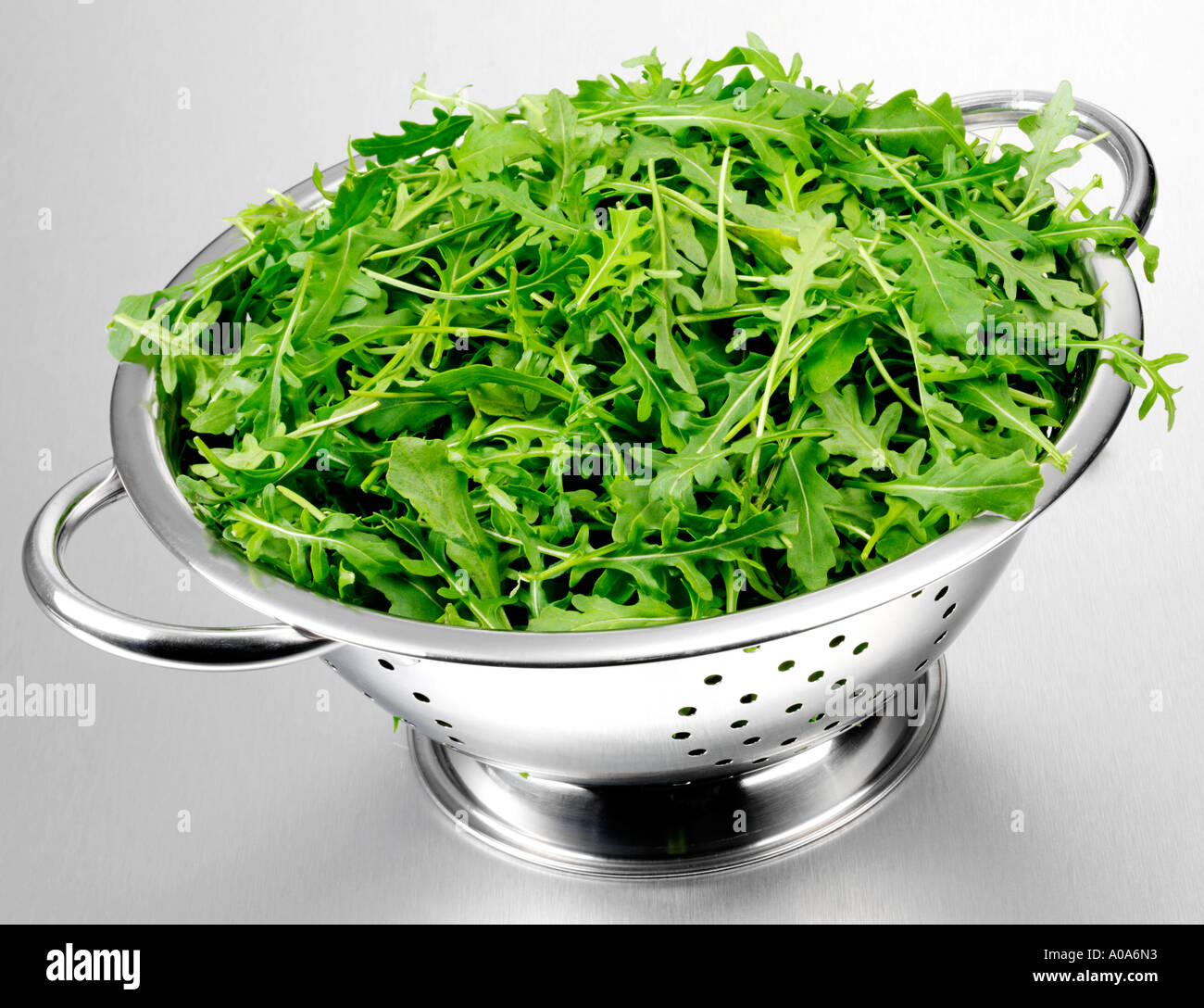 FRESH WILD ROCKET IN COLANDER Stock Photo - Alamy