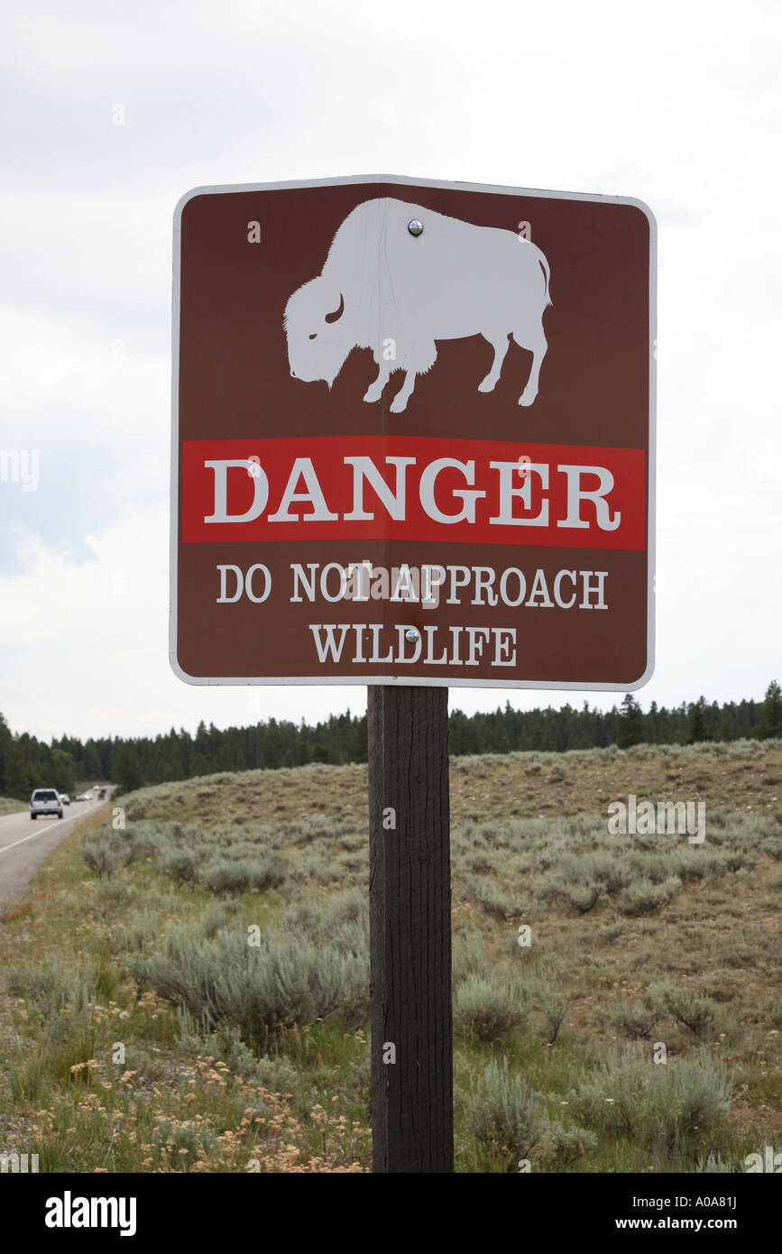 USA Strassenschild Danger Do Not Approach Wildlife Stock Photo - Alamy