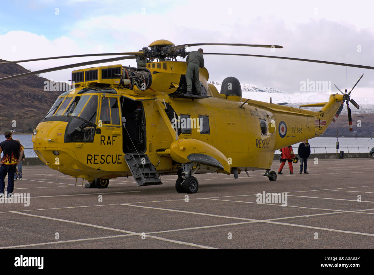Raf helicopter mountain rescue hi-res stock photography and images - Alamy