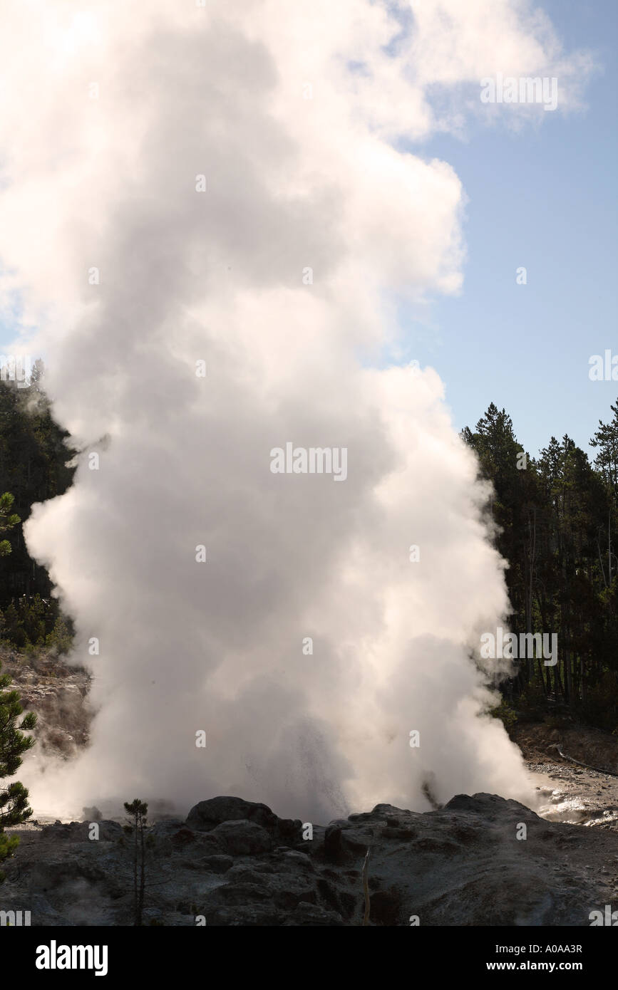 Steamboat geyser yellowstone eruption hi-res stock photography and ...