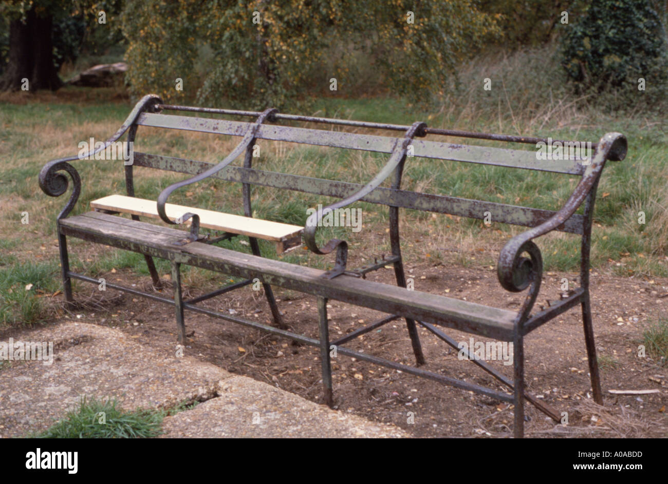 Broken and vandalised park bench London UK Stock Photo - Alamy