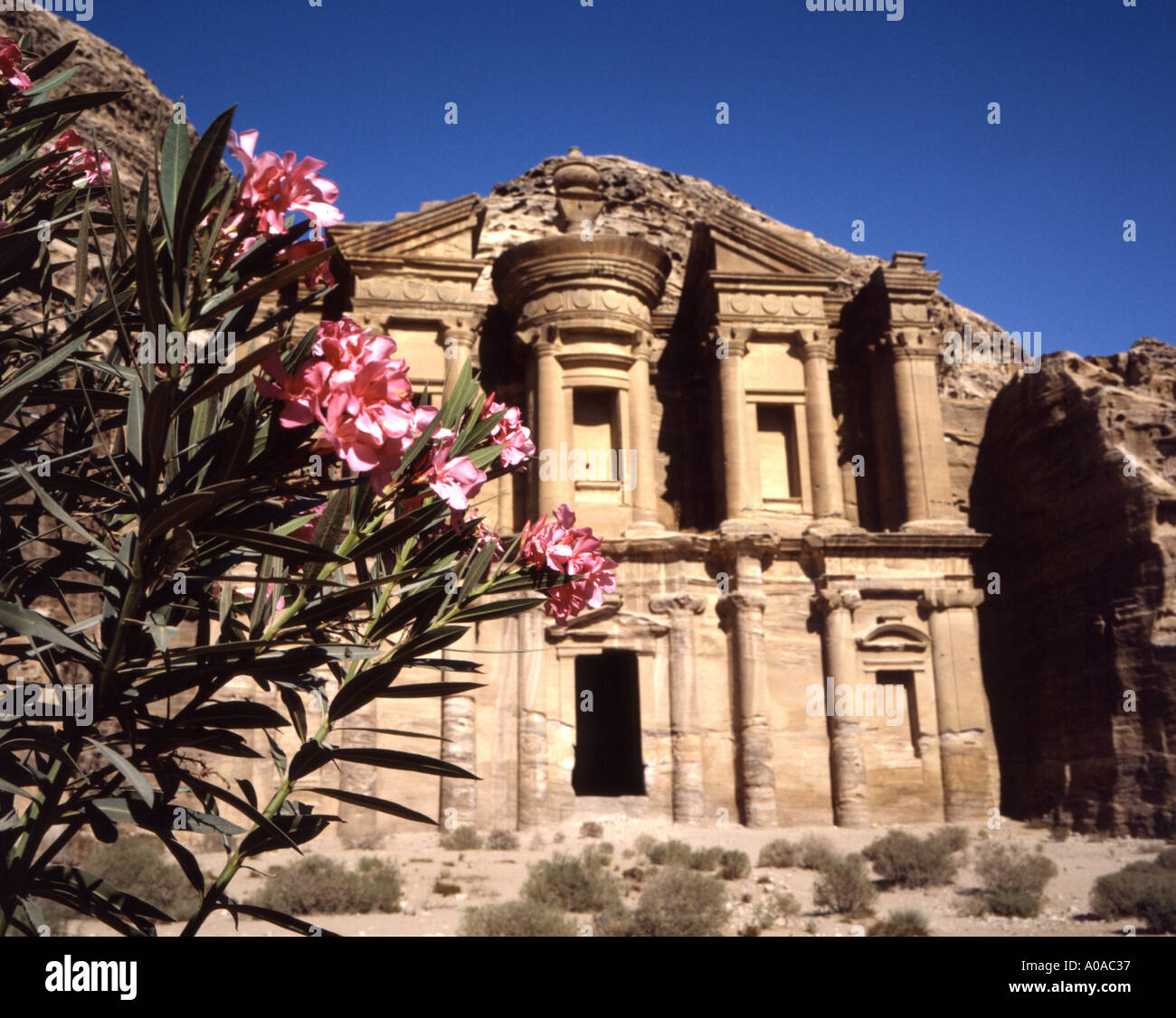Carving pink stone petra jordan hi-res stock photography and images - Alamy