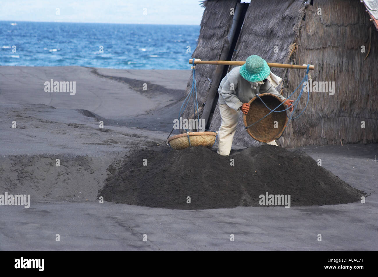 Indonesia sand worker hi-res stock photography and images - Alamy