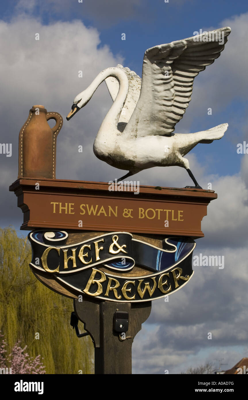 The swan pub sign hi-res stock photography and images - Alamy