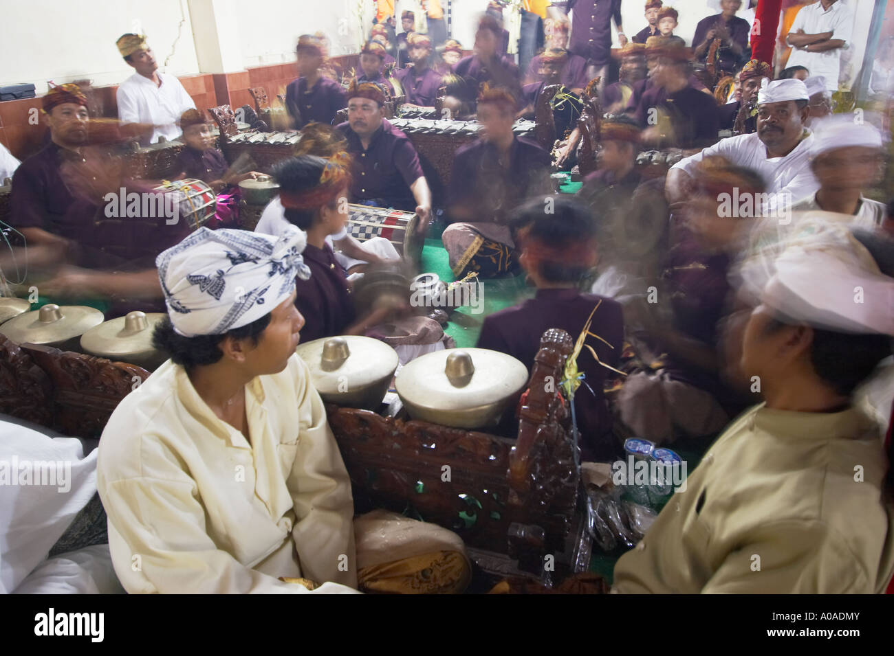 Bali hindu musicians hi-res stock photography and images - Alamy