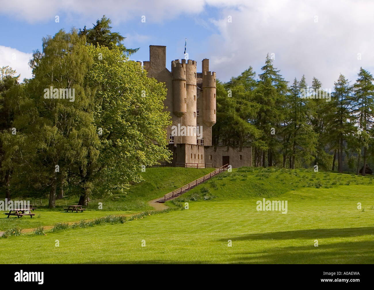 Invercauld castle hi-res stock photography and images - Alamy