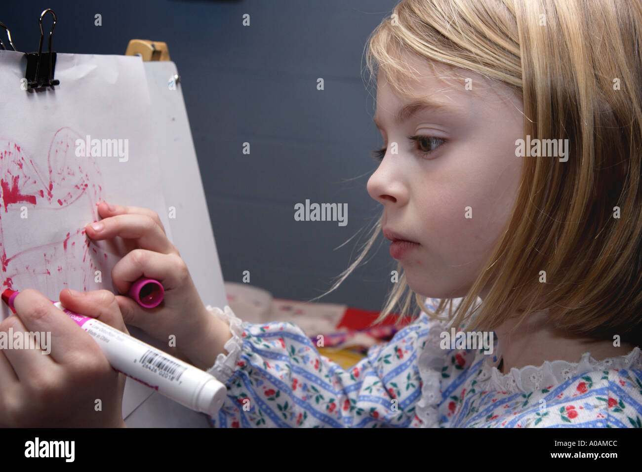 Left handed girl writing hi-res stock photography and images - Alamy