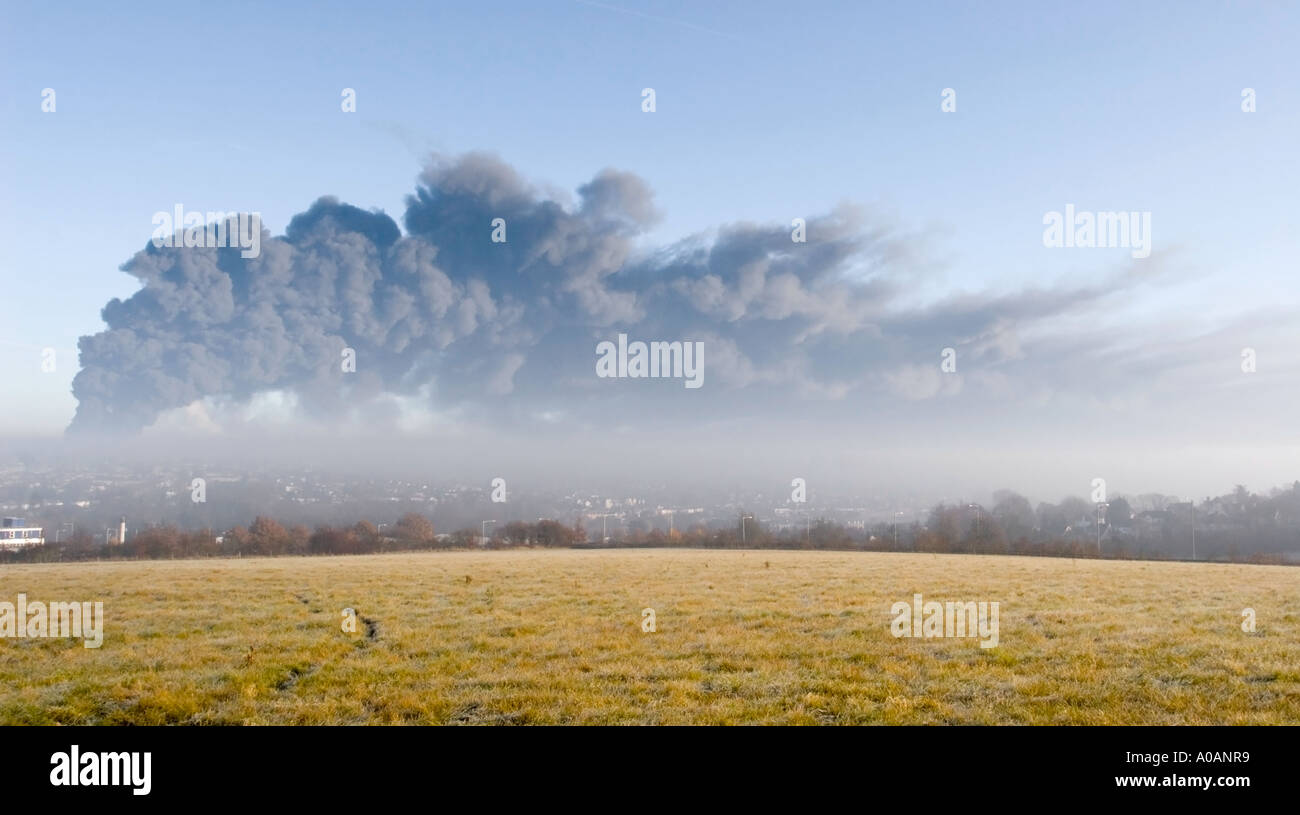 Smoke Ploom from Buncefield Oil Depot Fire Hemel Hempstead Stock Photo ...
