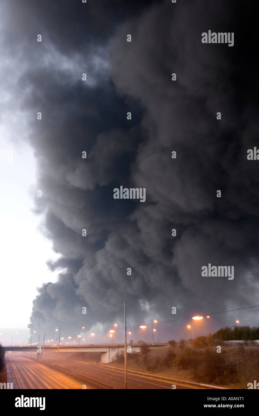 Closed M1 motorway Buncefield Oil Depot Fire Hemel Hempstead ...