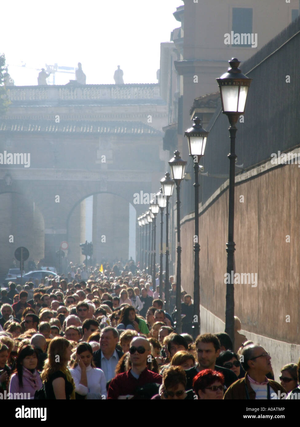 queue of tourists for the vatican museum in rome Stock Photo - Alamy