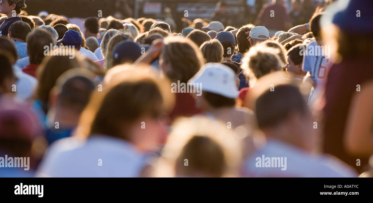 Fairgrounds crowd hi-res stock photography and images - Alamy