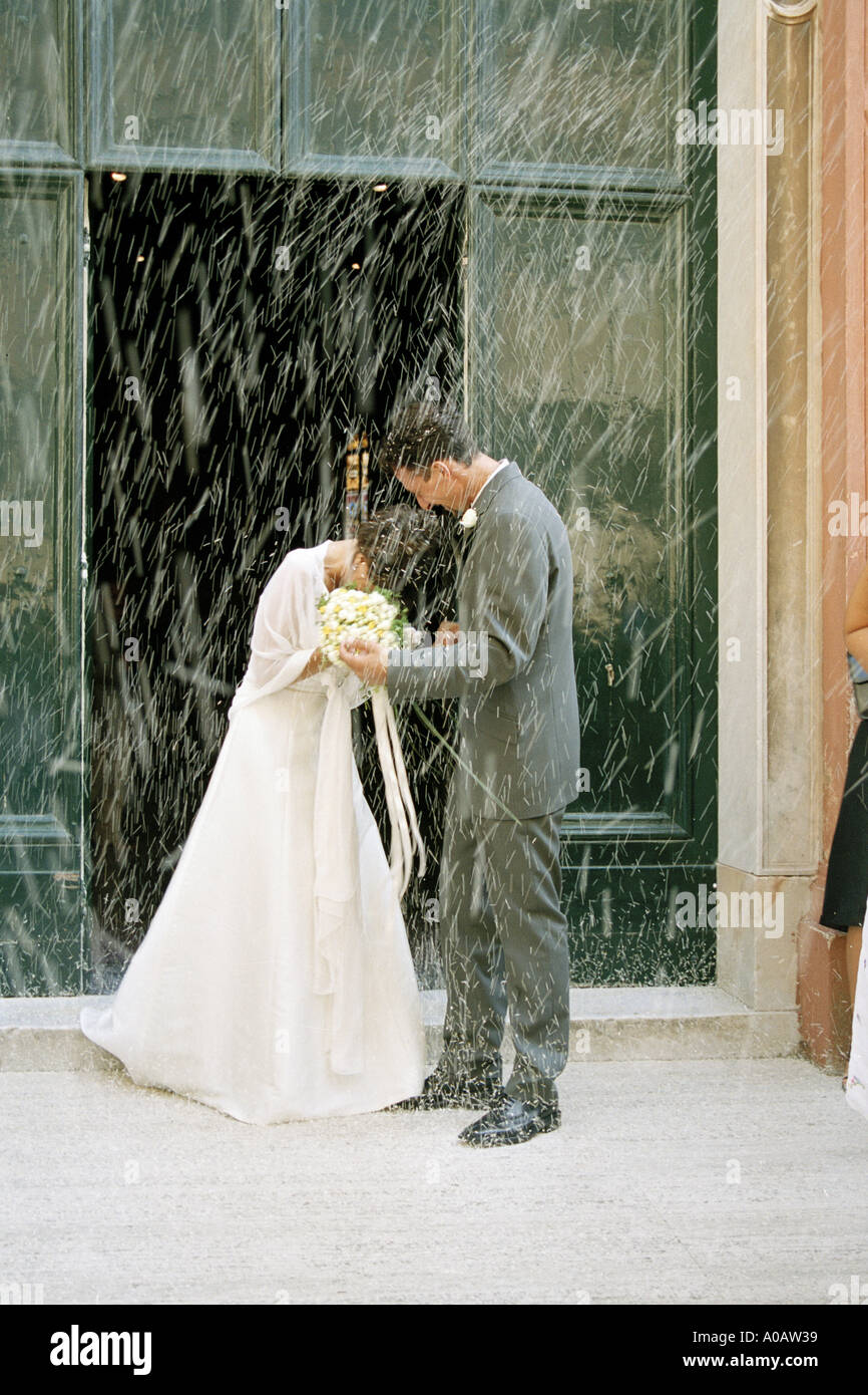Throwing rice at wedding hi-res stock photography and images - Alamy