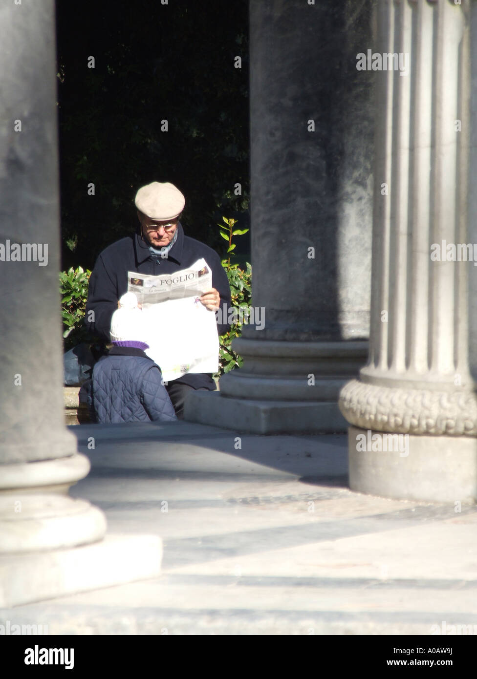 old man reading newspaper at villa borghese park in rome Stock Photo ...