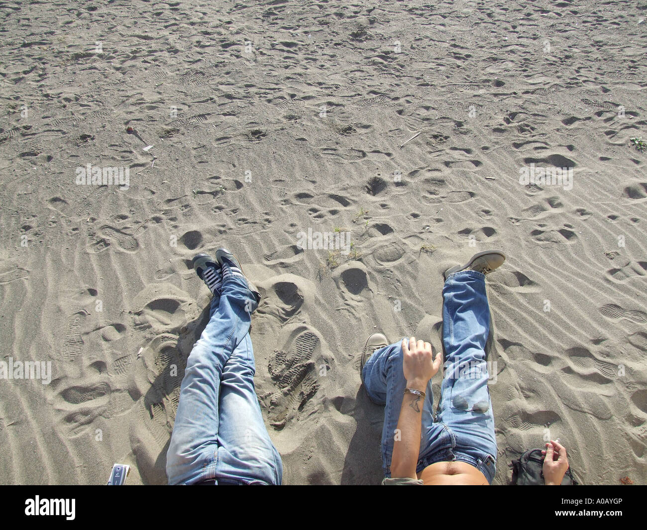 Two people lie down beach hi-res stock photography and images - Alamy