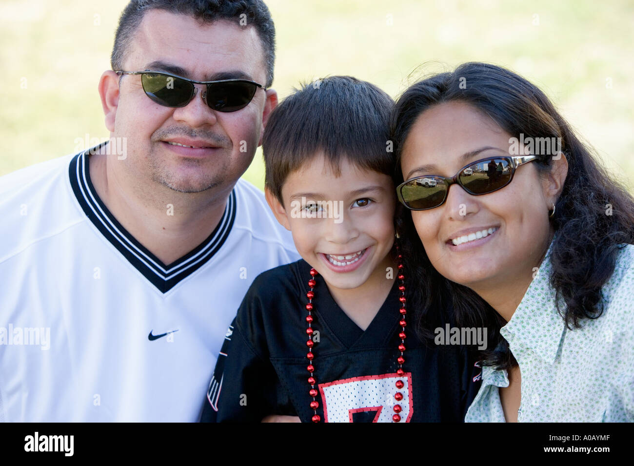 Latino family hi-res stock photography and images - Alamy