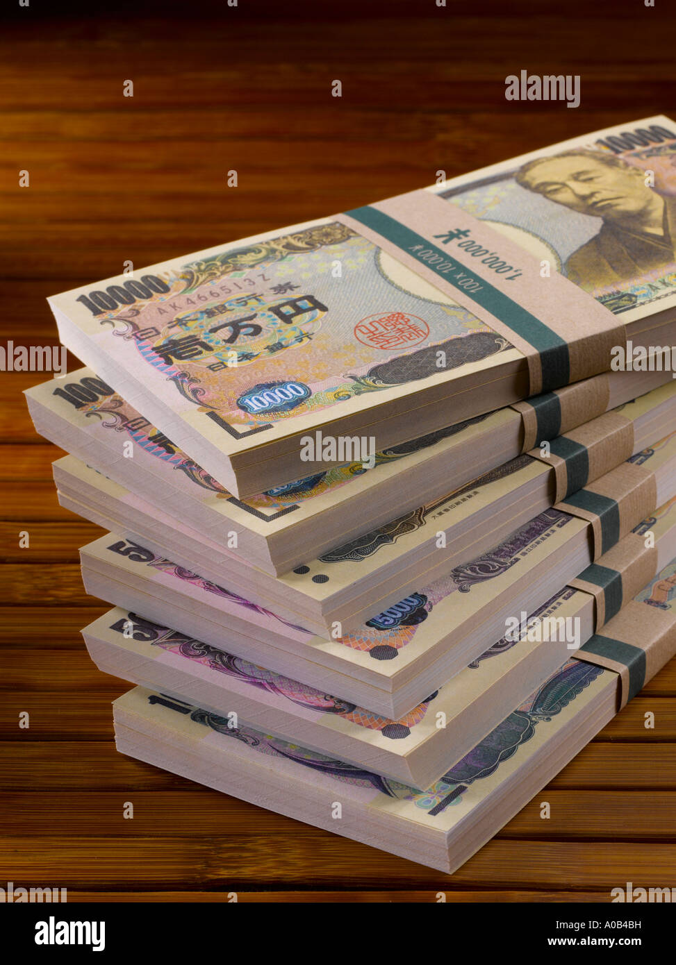 Stack of Japanese Yen Stock Photo - Alamy
