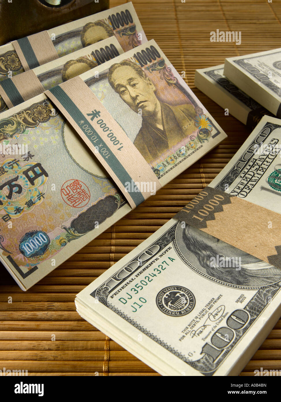 Close-up Japanese Yuan and U.S. Currency Stock Photo - Alamy