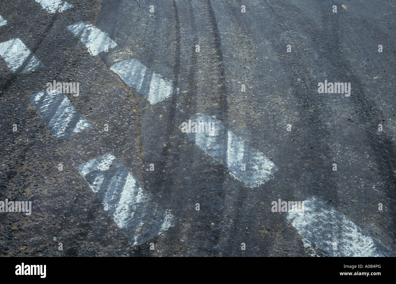 White broken lines on road hi-res stock photography and images - Alamy
