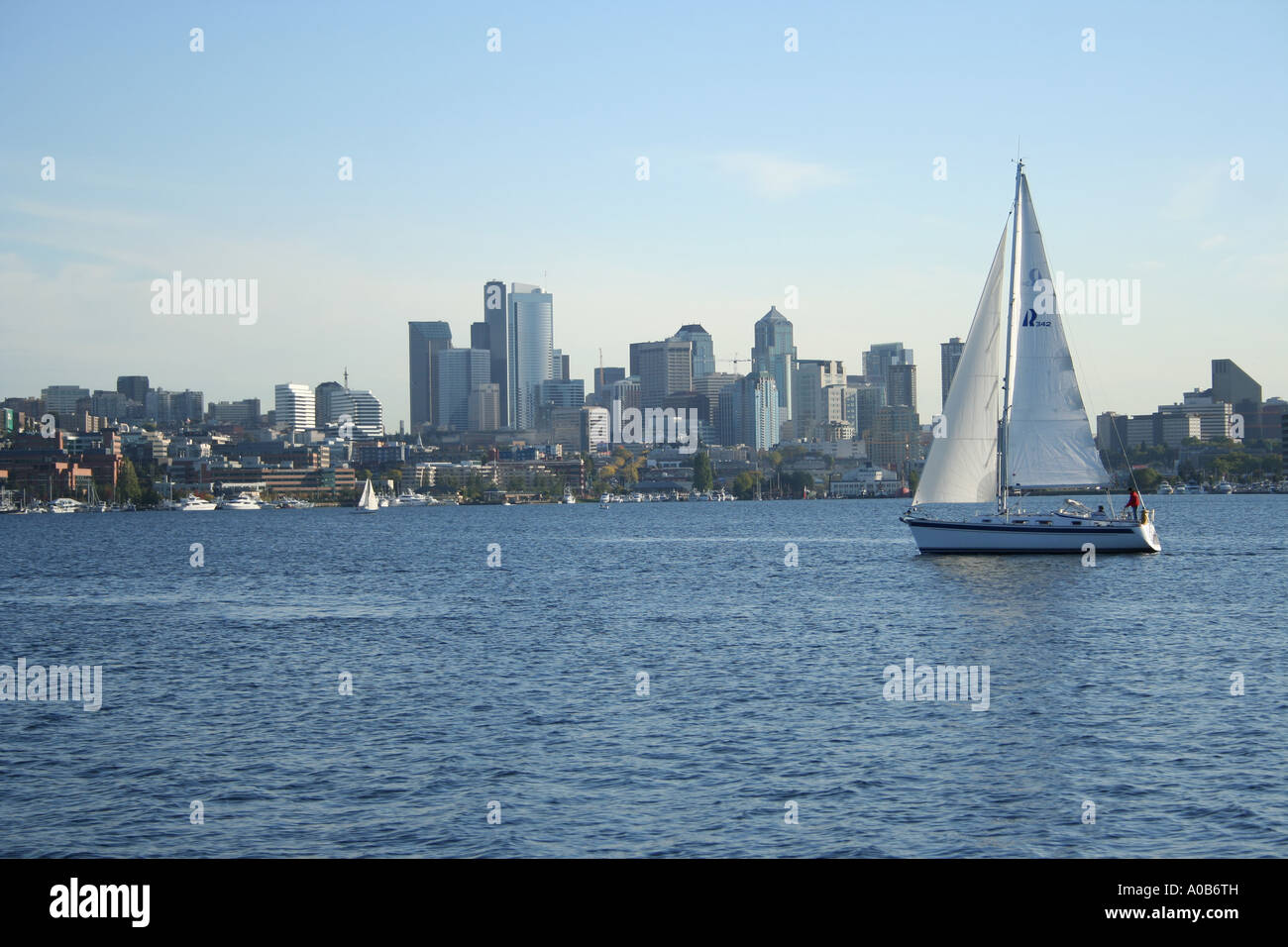 City skyline lake union water hi-res stock photography and images - Alamy