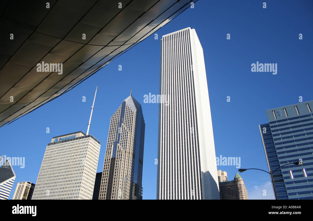 modern art and Aon Tower Chicago illinois October 2006 Stock Photo - Alamy