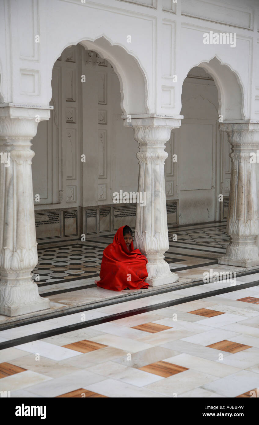 Indian woman sitting golden temple hi-res stock photography and images ...