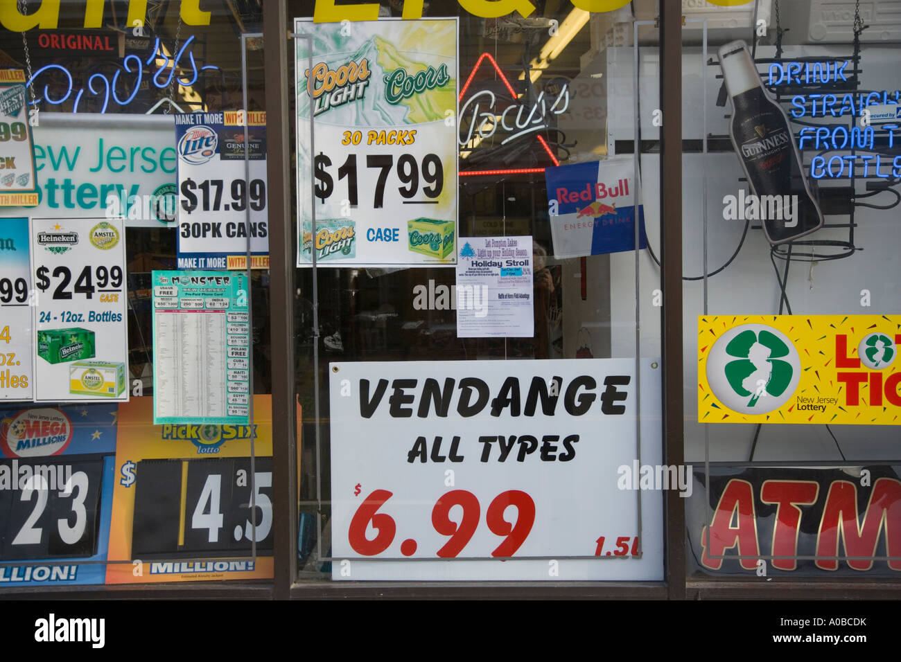 Storefront of a liquor store Stock Photo - Alamy