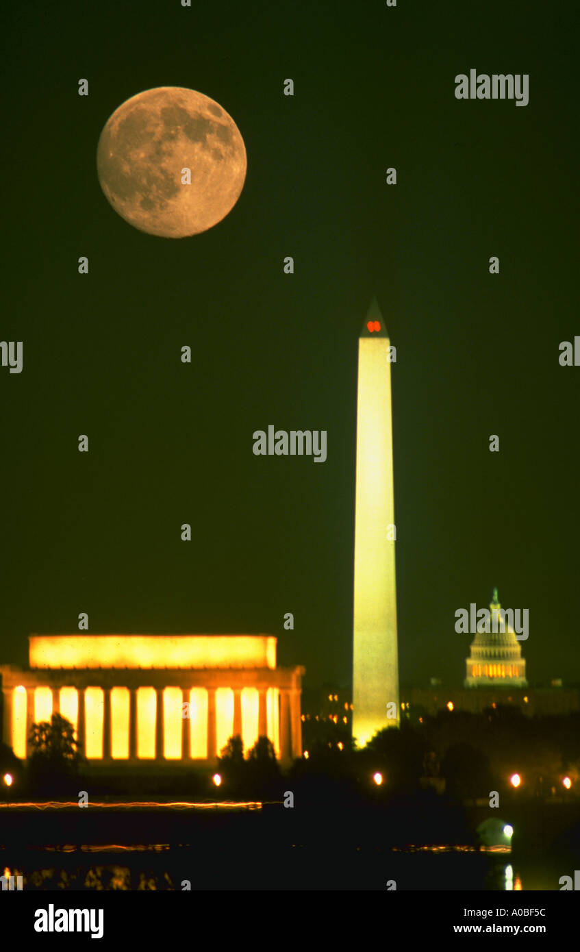 Moonrise over the Washington DC skyline showing the Lincoln Memorial ...