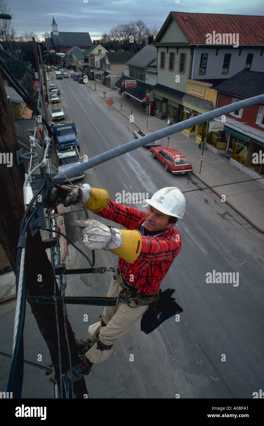 Power lineman hi-res stock photography and images - Alamy
