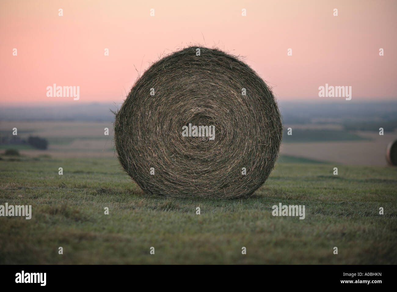 Hay bail field sunset hi-res stock photography and images - Alamy