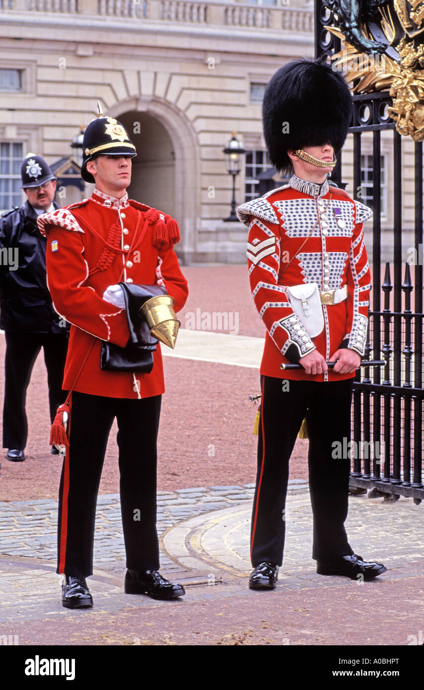 Two guards iin front of Buckingham Palace London UK Stock Photo - Alamy