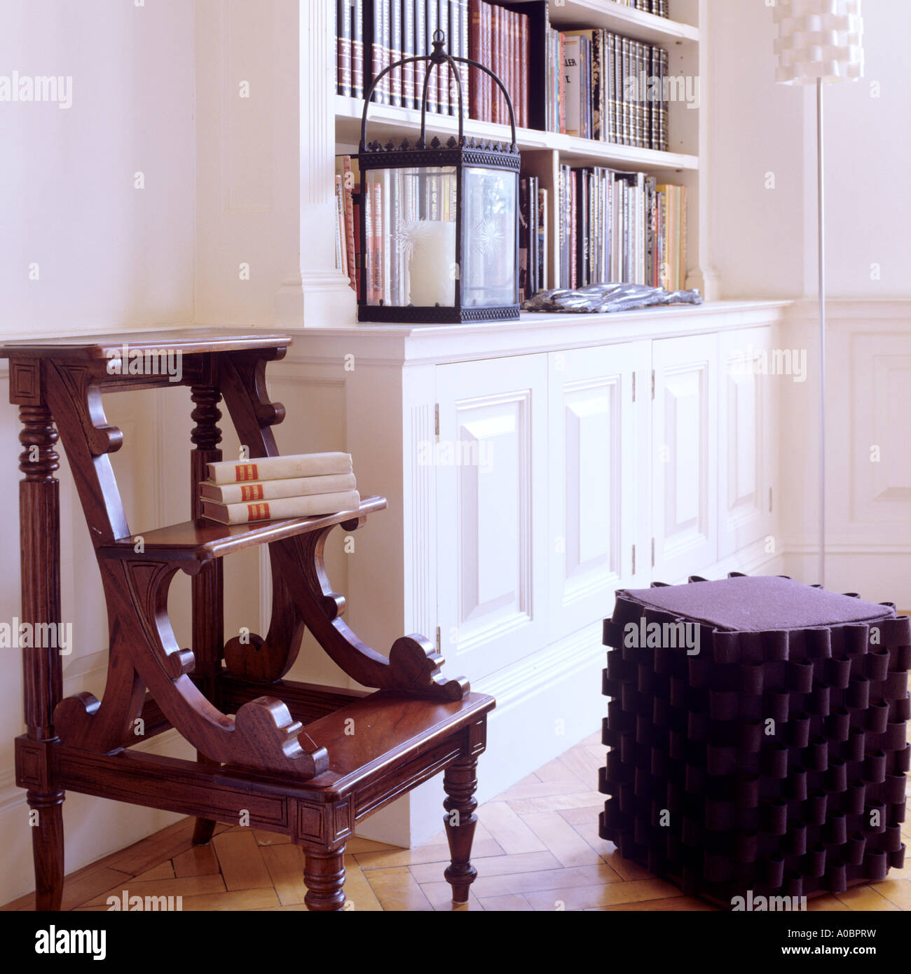 Traditional library interior hi-res stock photography and images - Alamy