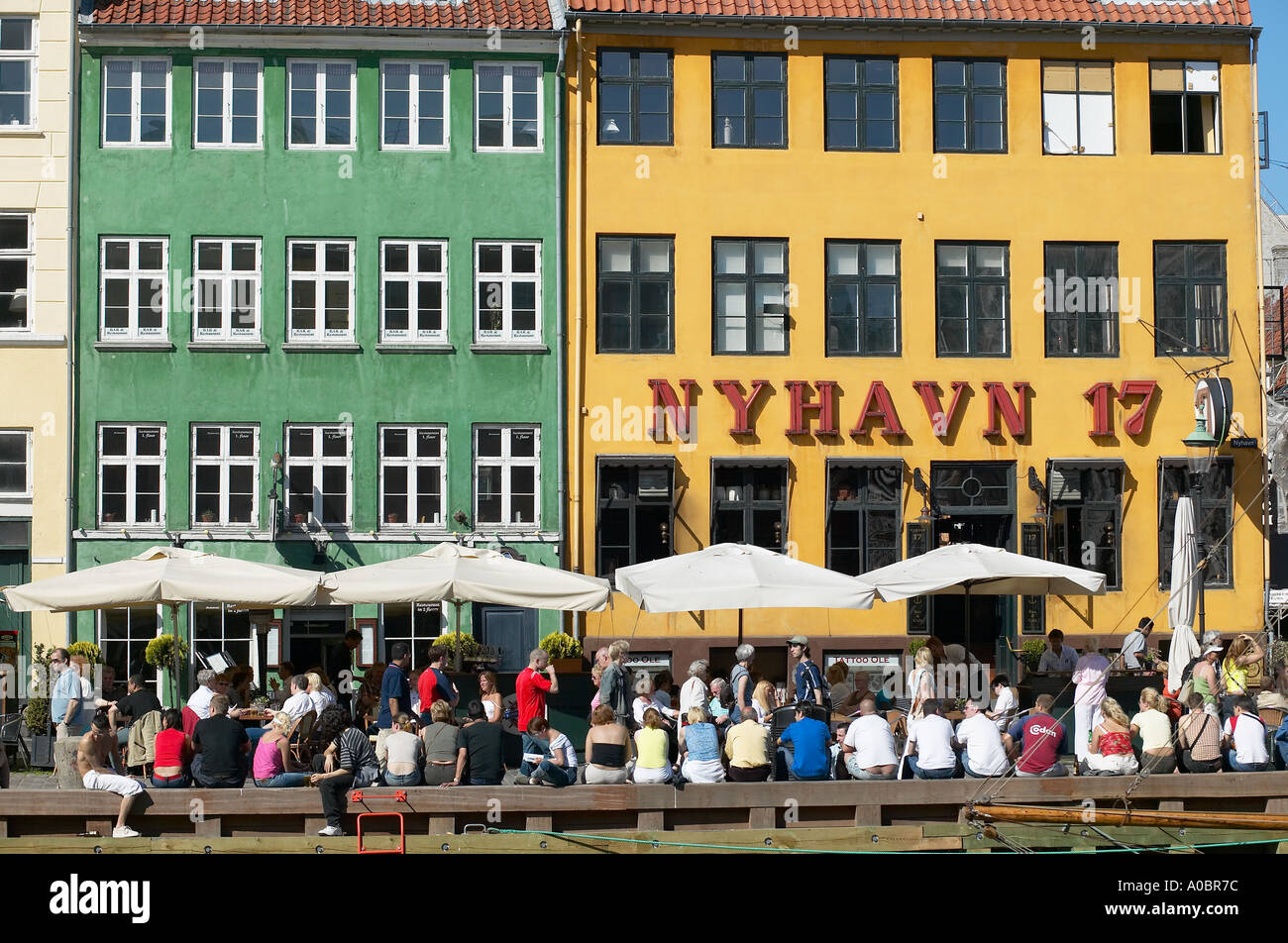 "Nyhavn 17" quayside cafe terraces, Nyhavn, Copenhagen, Denmark Stock ...