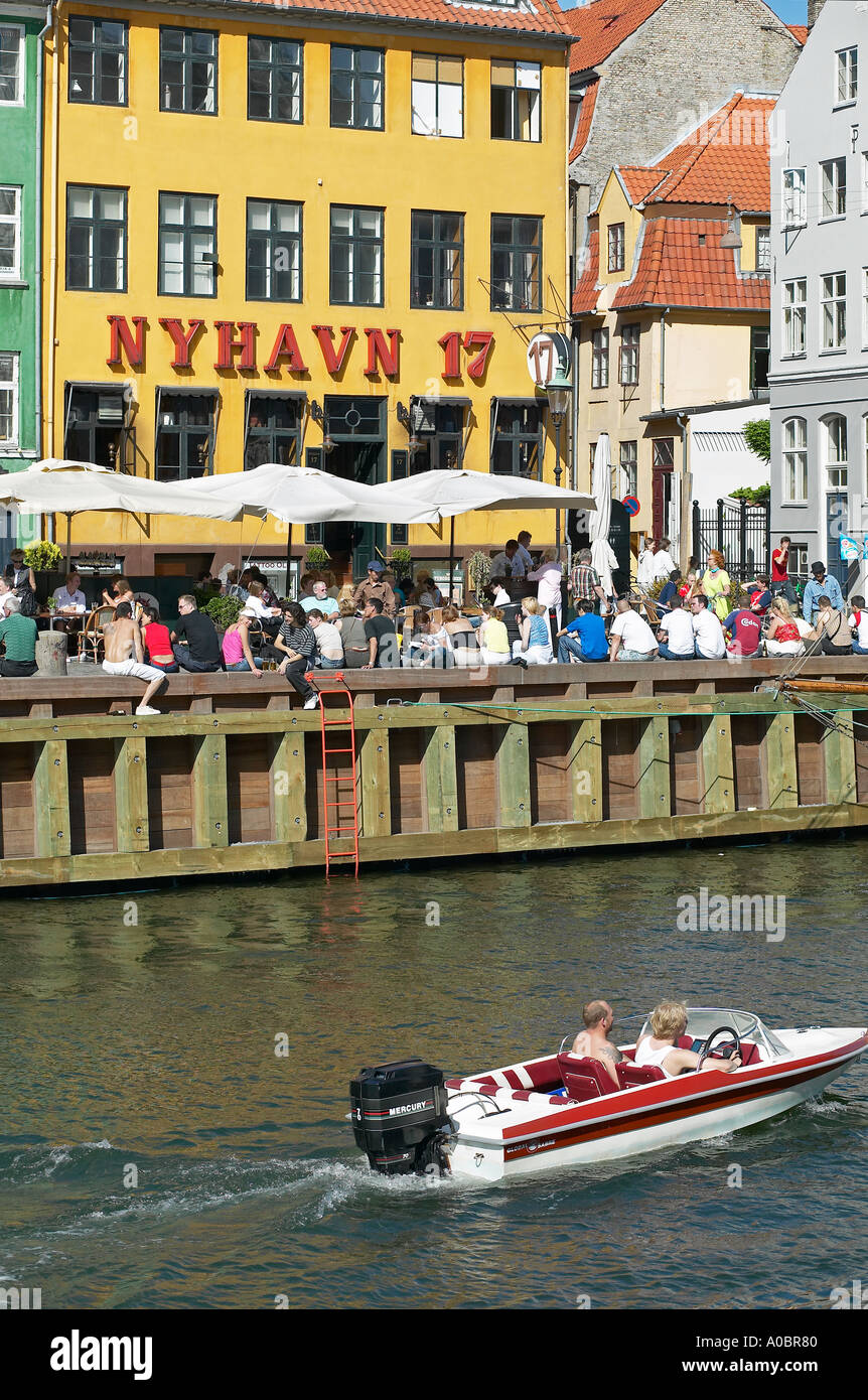 Nyhavn 17 quayside cafe terrace hi-res stock photography and images - Alamy