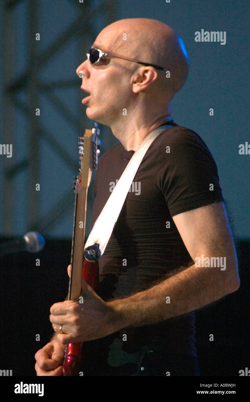 British male guitarist hi-res stock photography and images - Alamy