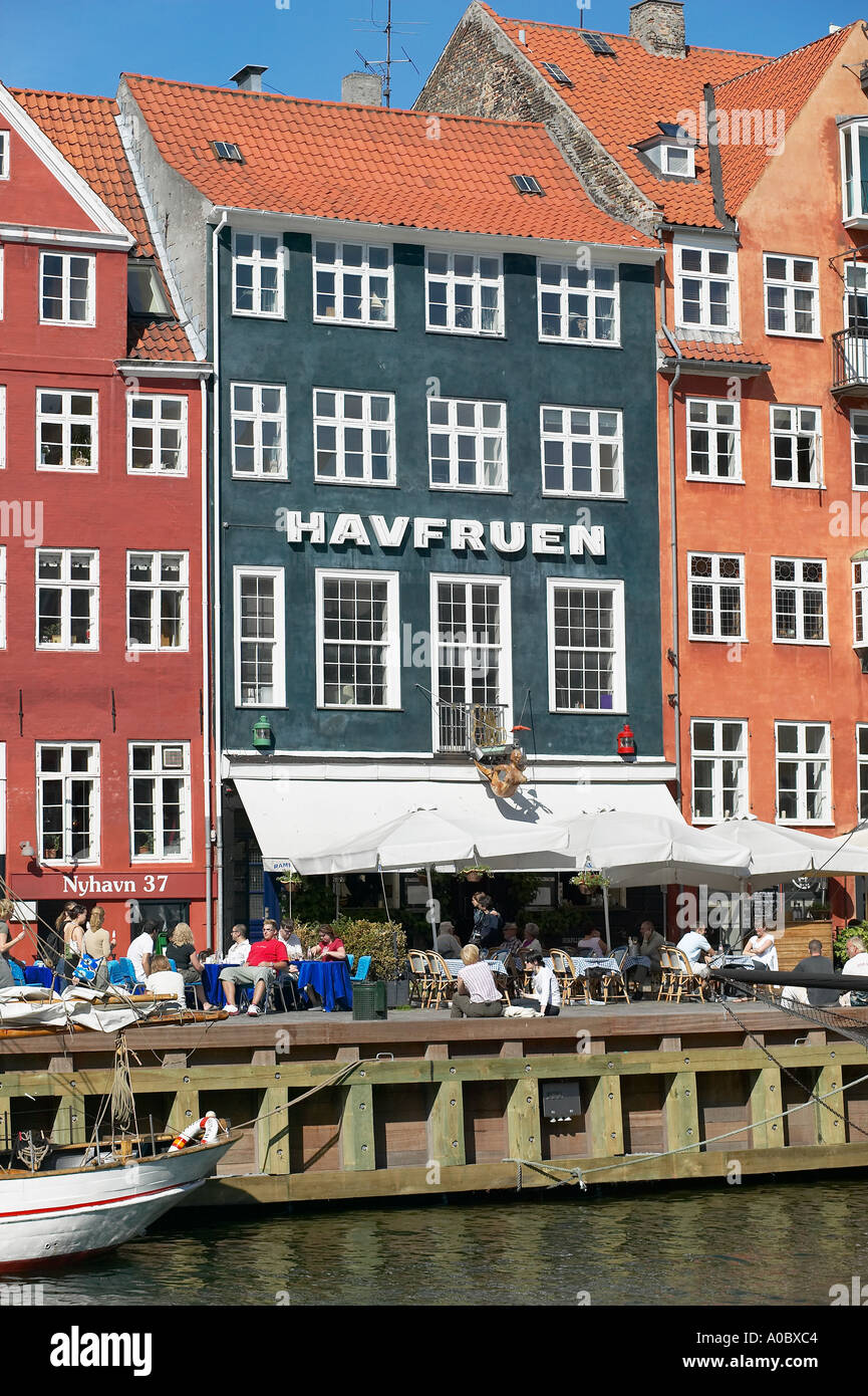 "Havfruen" quayside cafe terrace, Nyhavn, Copenhagen, Denmark Stock ...