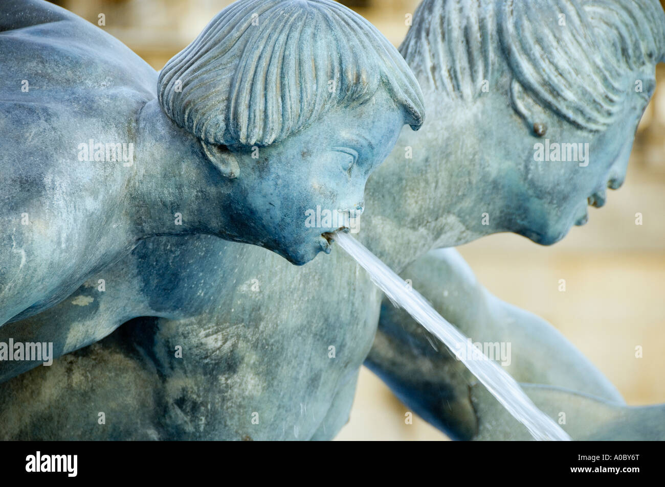Fountain and water spout sculpture trafalgar square hi-res stock ...