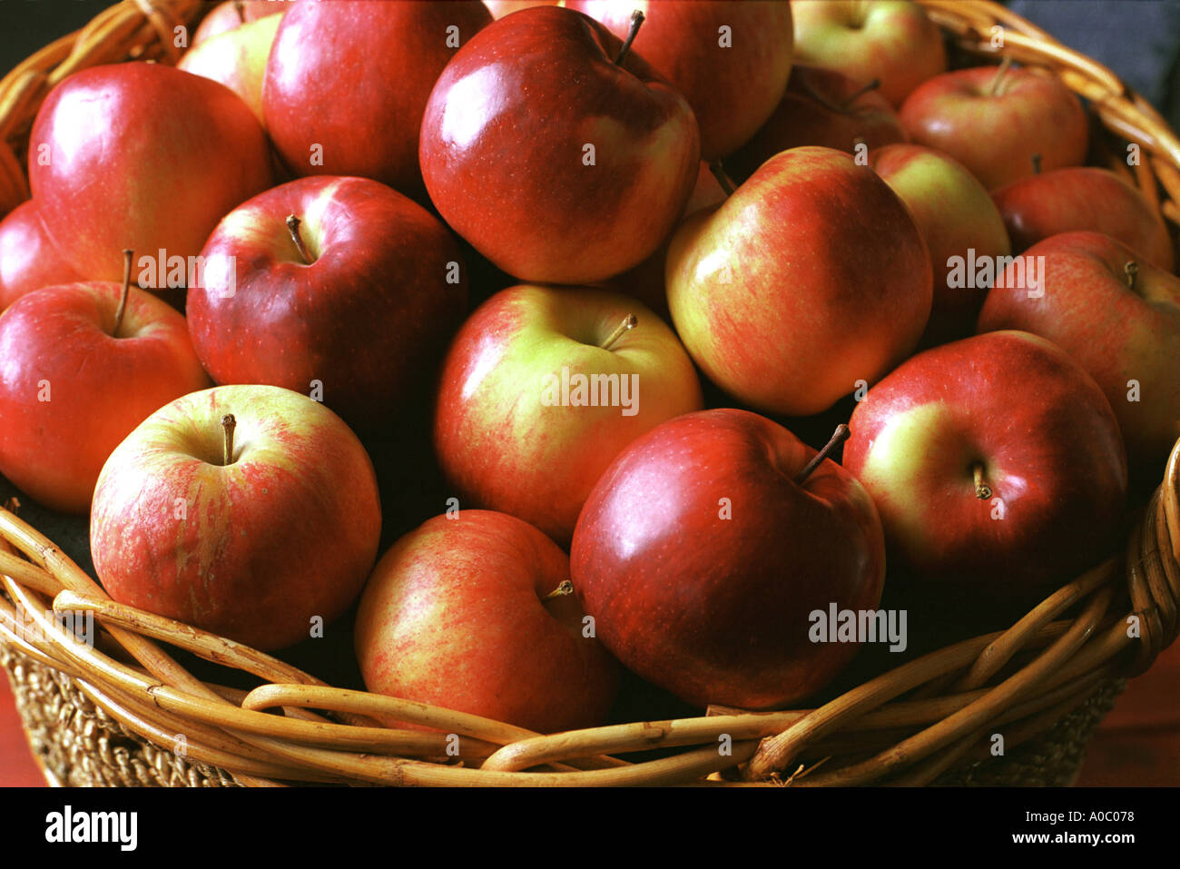 APPLES IN BASKET Stock Photo - Alamy