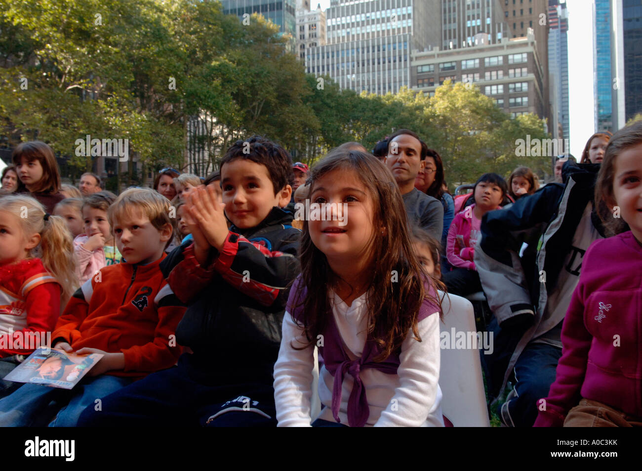 Audience clapping children hi-res stock photography and images - Alamy