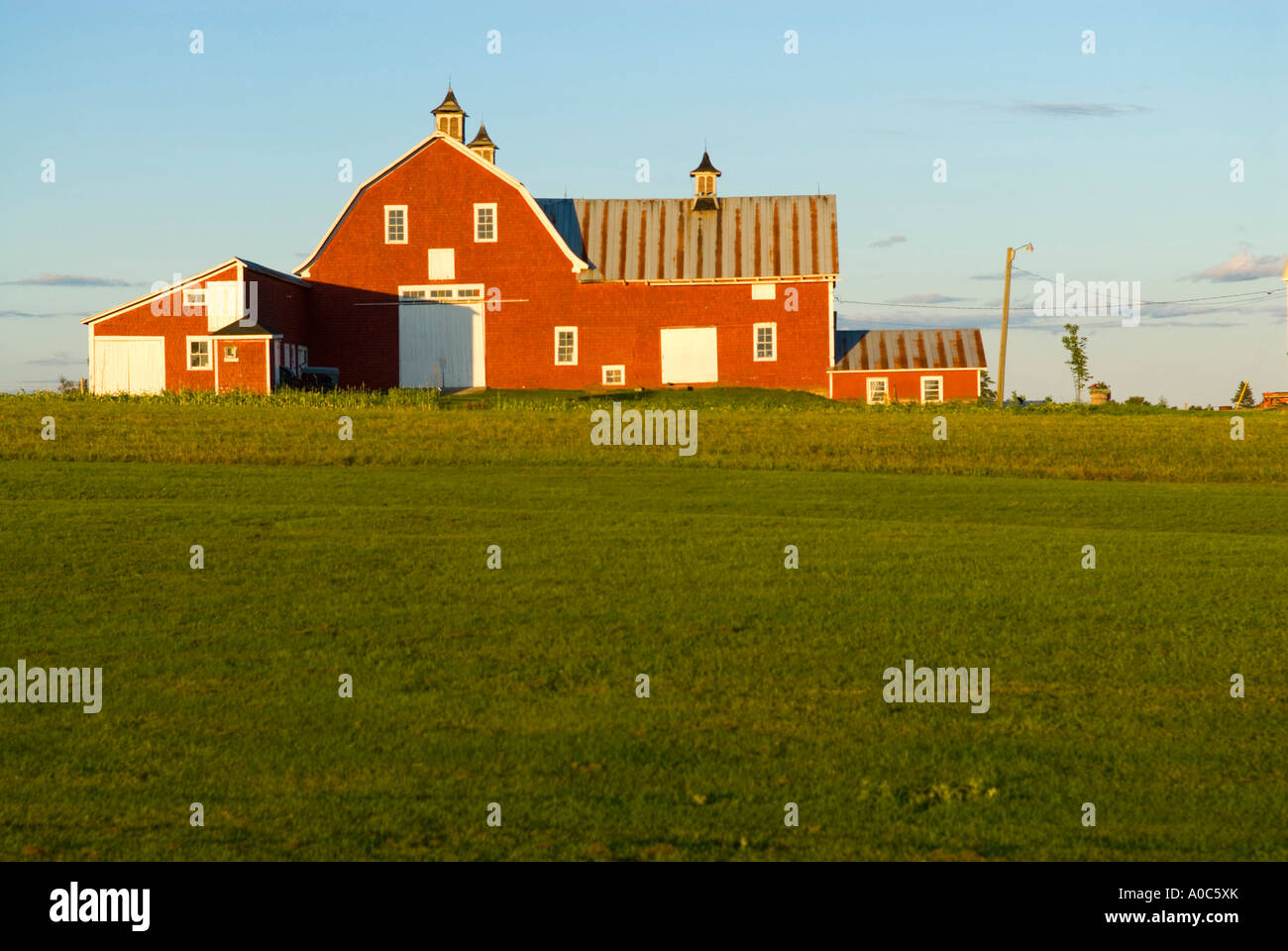 Red dairy barn canada hi-res stock photography and images - Alamy