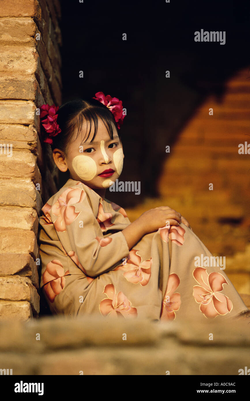 myanmar burma pagan young girl Stock Photo - Alamy