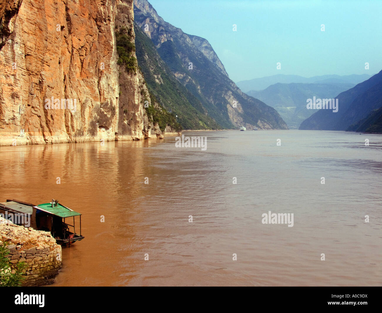 Fengxiang Gorge a part of Qutang Gorge in Yangtze River Stock Photo - Alamy