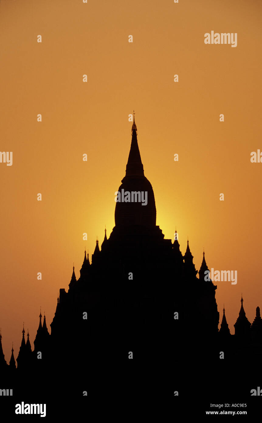myanmar burma pagan sunrise at the temples Stock Photo - Alamy